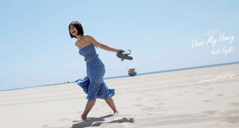 藤木由貴のキュートな笑顔のレースクイーン、ファースト写真集「Dear My Honey」が発売し話題に！ | Foundia（ファウンディア）
