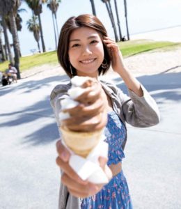 藤木由貴のキュートな笑顔のレースクイーン、ファースト写真集「Dear My Honey」が発売し話題に！ | Foundia（ファウンディア）